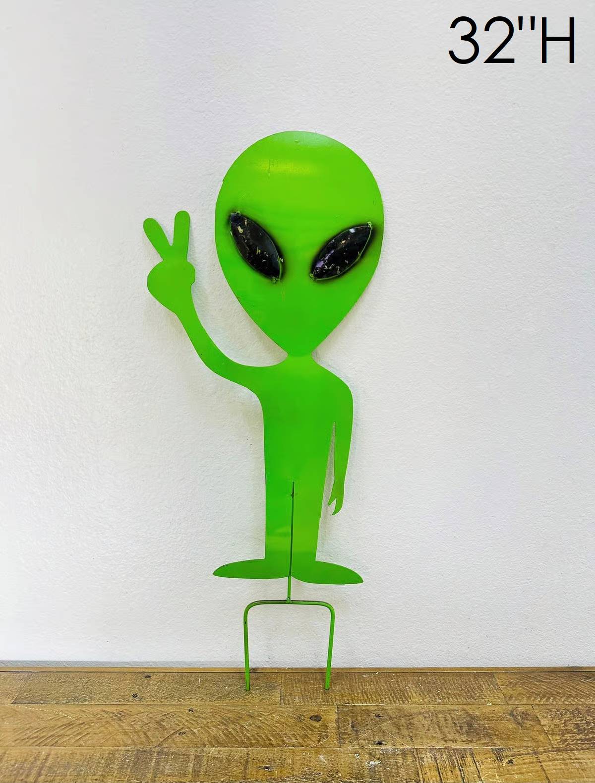 30-827 - 32" Alien – Rustic Farm Imports